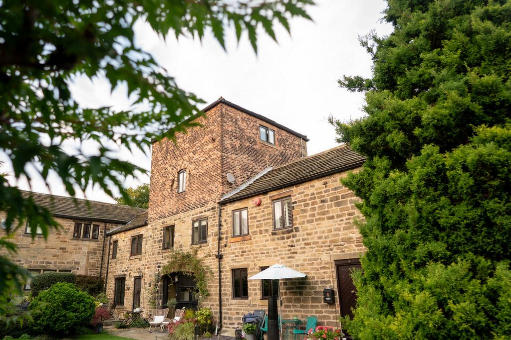 Wakefield WF4 2 bed barn conversion for sale - £325,000