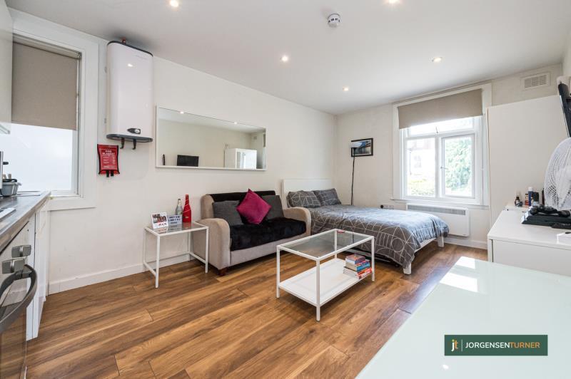Bloemfontein Road, Shepherds Bush... Studio - £1,560 pcm (£360 pw)