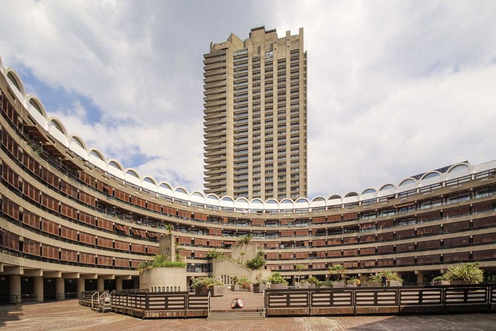 Frobisher Crescent, London EC2Y 1 bed flat for sale - £675,000