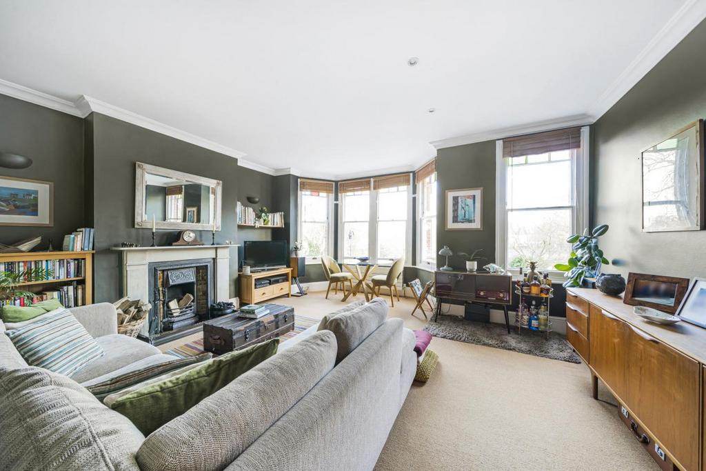 Mayfield Road, London 2 bed flat - £825,000