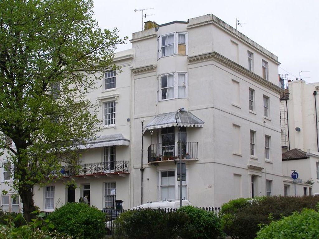 Russell Square, Brighton, BN1 2EE Studio - £800 pcm (£185 pw)