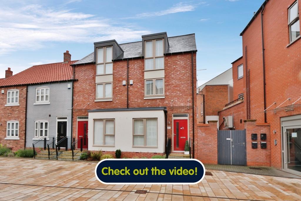 Scotts Square, Hull, HU1 1AU 3 bed end of terrace house - £265,000