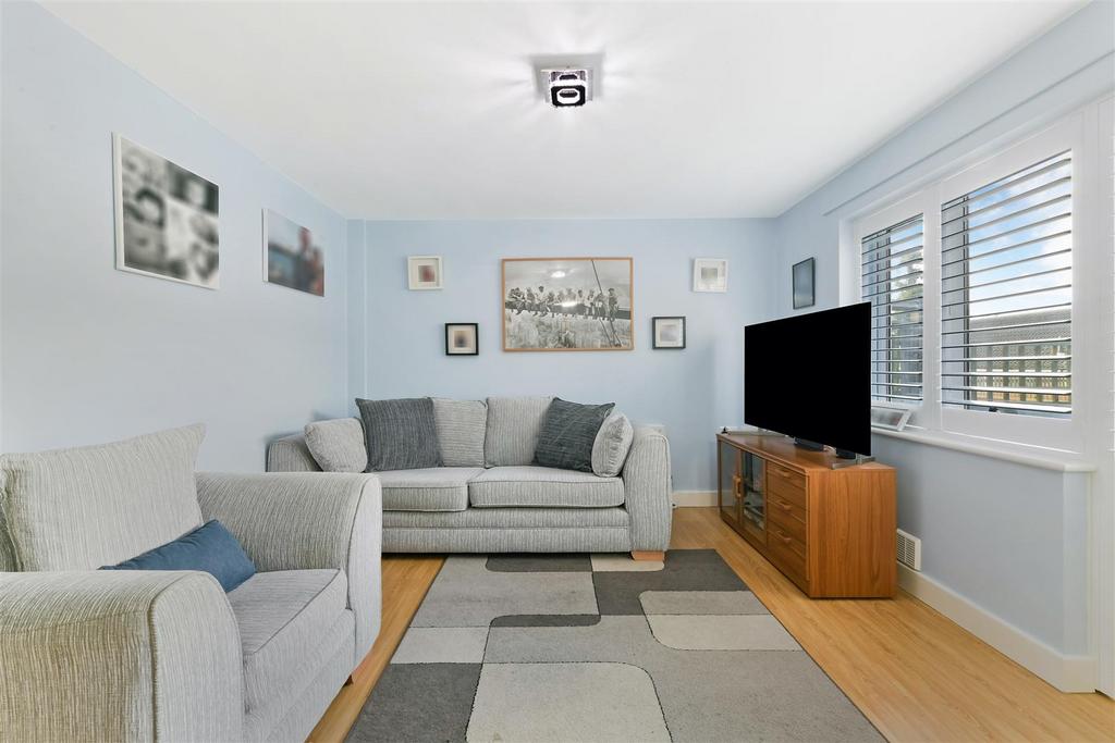 Malmstone Avenue, Merstham RH1 1 bed flat - £230,000