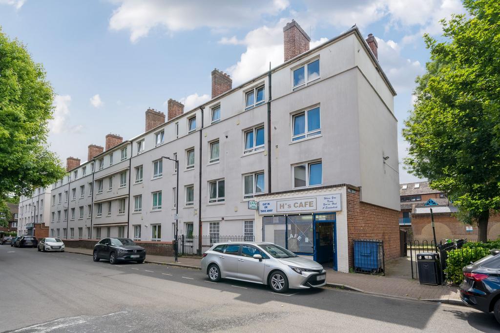 Neptune Street, London, SE16 3 bed flat - £400,000