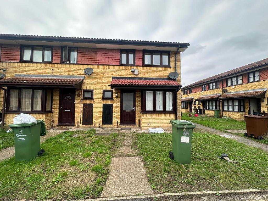 Larks Grove, Barking, London, IG11 9UB 3 bed house - £2,799 pcm (£646 pw)