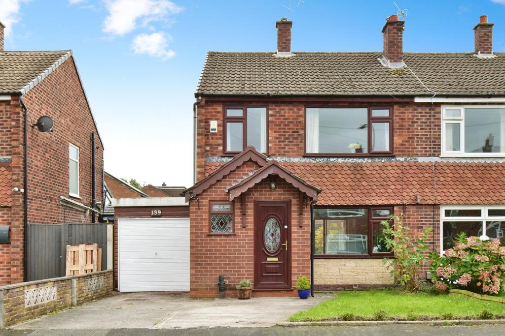 Arnesby Avenue, Greater Manchester M33 3 bed semi-detached house - £395,000