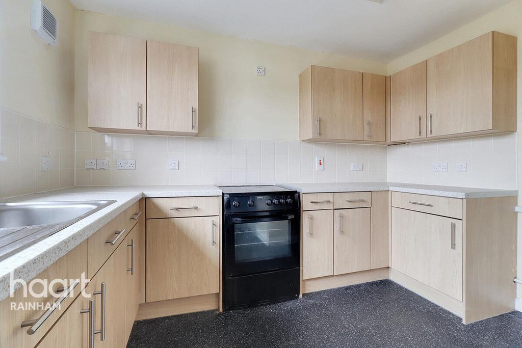 Stirling Close, RM13 9NJ, Rainham 2 bed flat for sale - £240,000