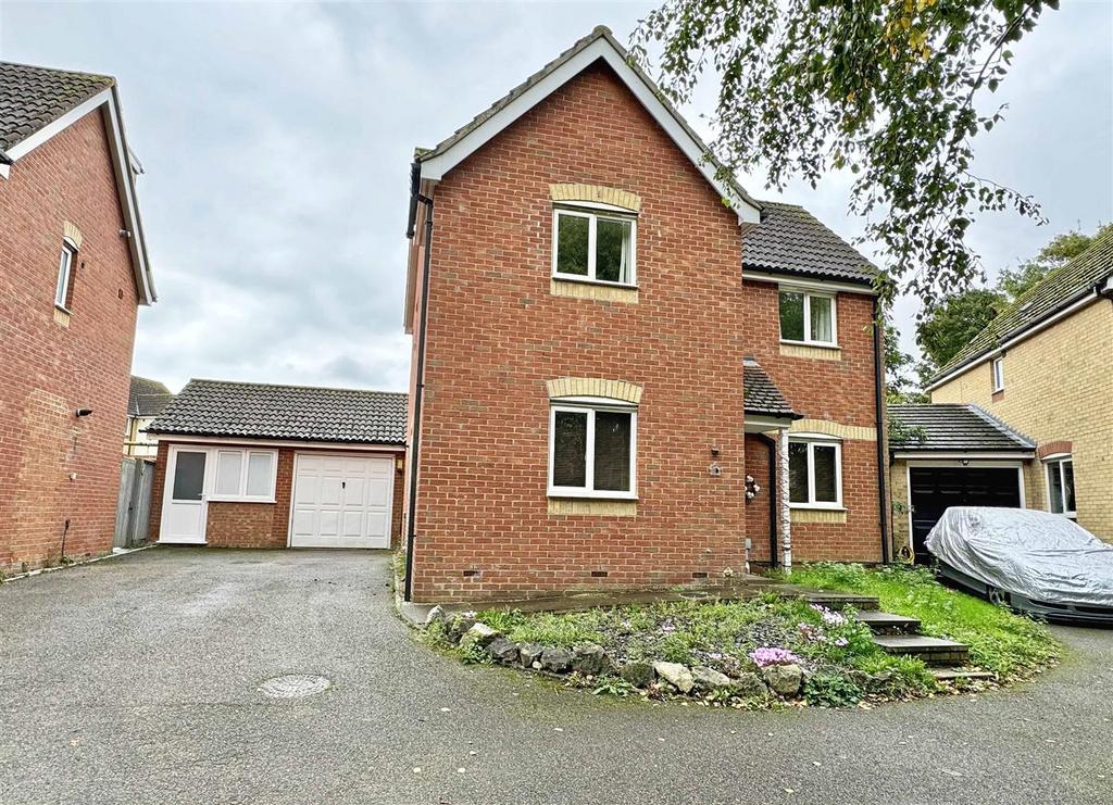 Hereford Drive, Kings Park, Braintree 3 bed detached house - £350,000