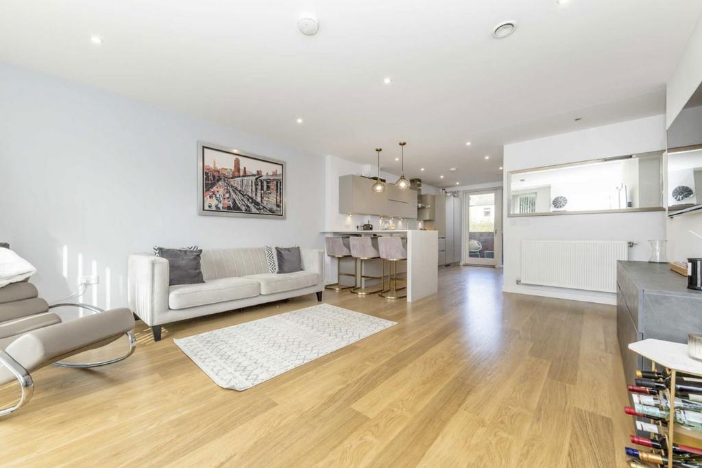 Oldridge Road, London SW12 2 bed flat - £2,900 pcm (£669 pw)