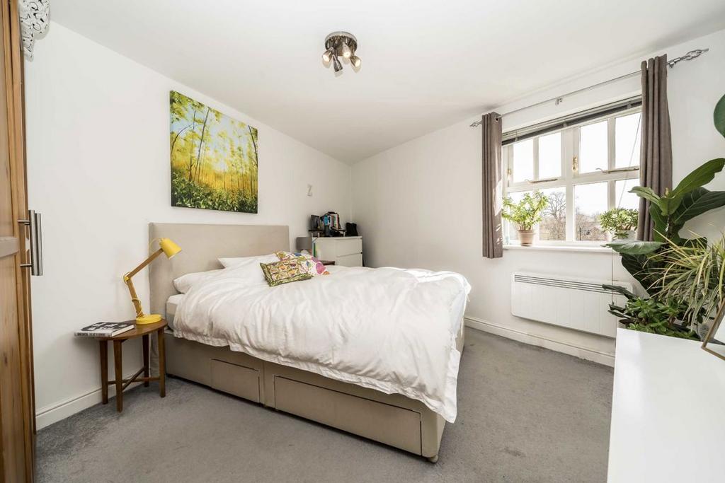 Macmillan Way, London SW17 2 bed flat - £2,300 pcm (£531 pw)