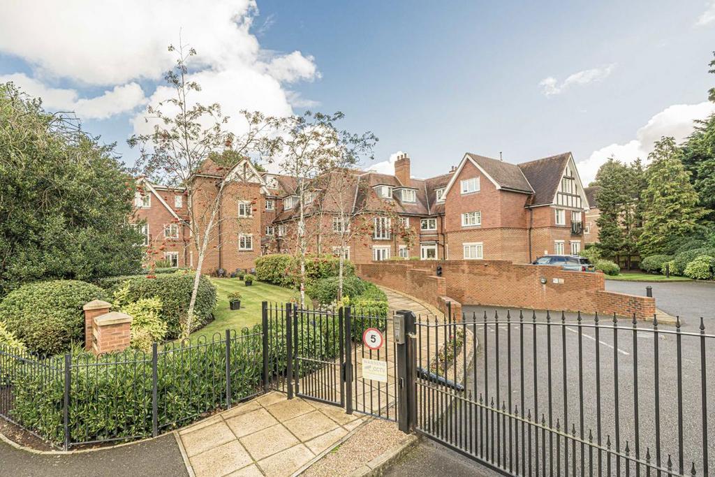 Bridgewater Road, Weybridge KT13 2 bed flat - £440,000