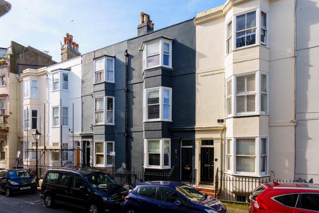 Grafton Street, Brighton BN2 2 bed flat - £1,800 pcm (£415 pw)
