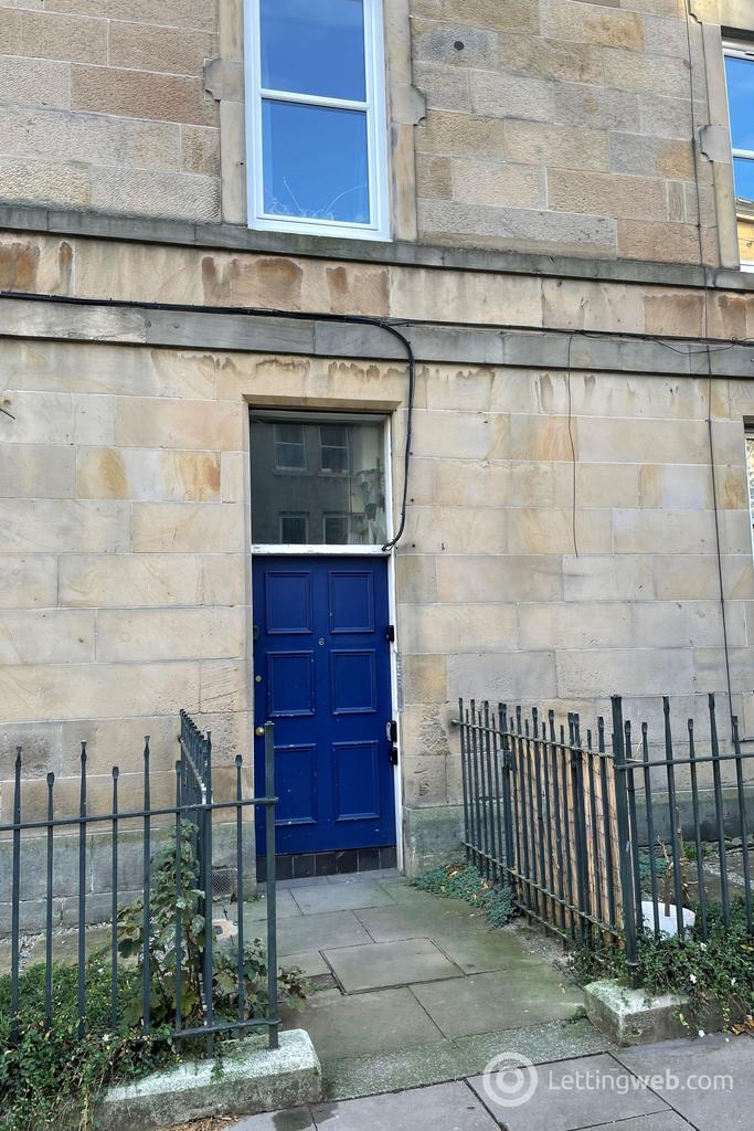 Dickson Street, Edinburgh EH6 2 bed flat - £1,300 pcm (£300 pw)