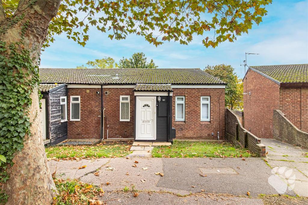 Ryedene, Basildon SS16 3 bed end of terrace house - £325,000