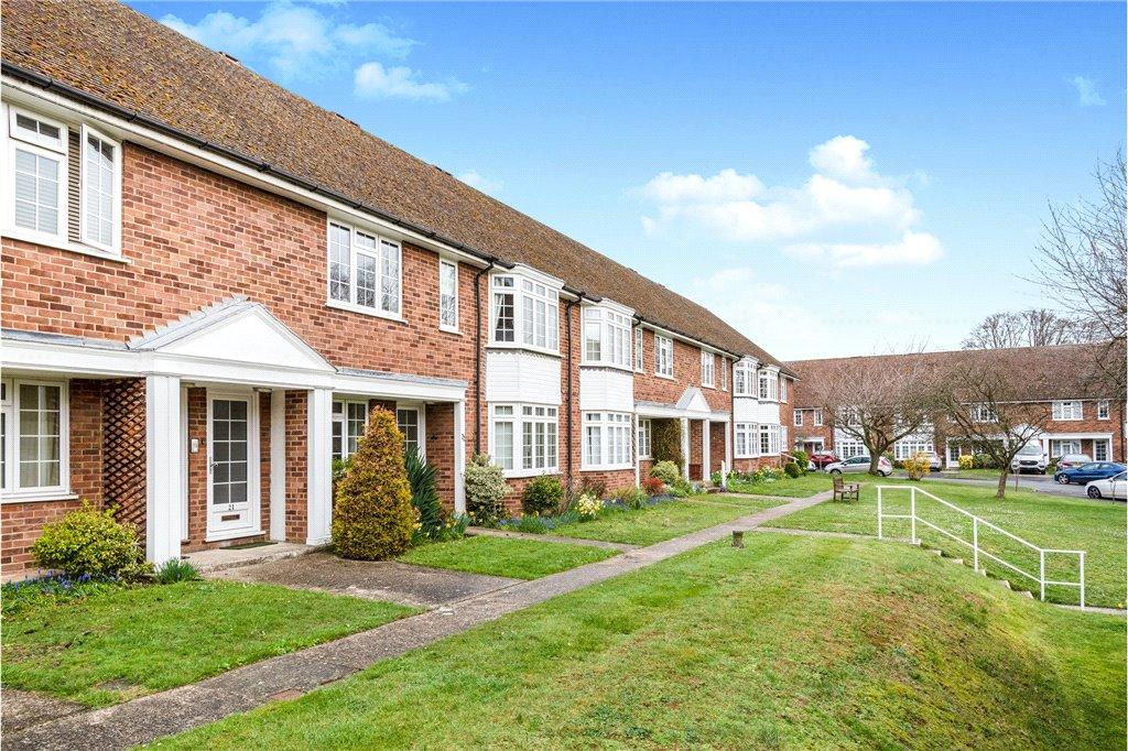 Cranbrook Court, Fleet, Hampshire 3 bed apartment for sale - £295,000