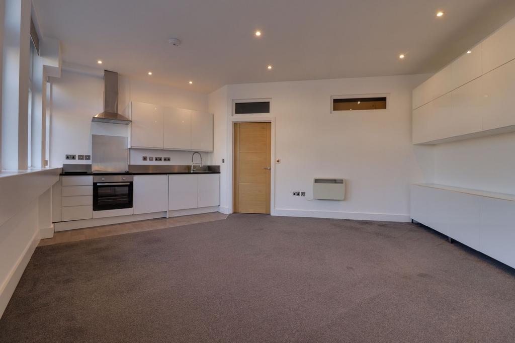 Walton Road, West Molesey, KT8 1 bed flat - £215,000