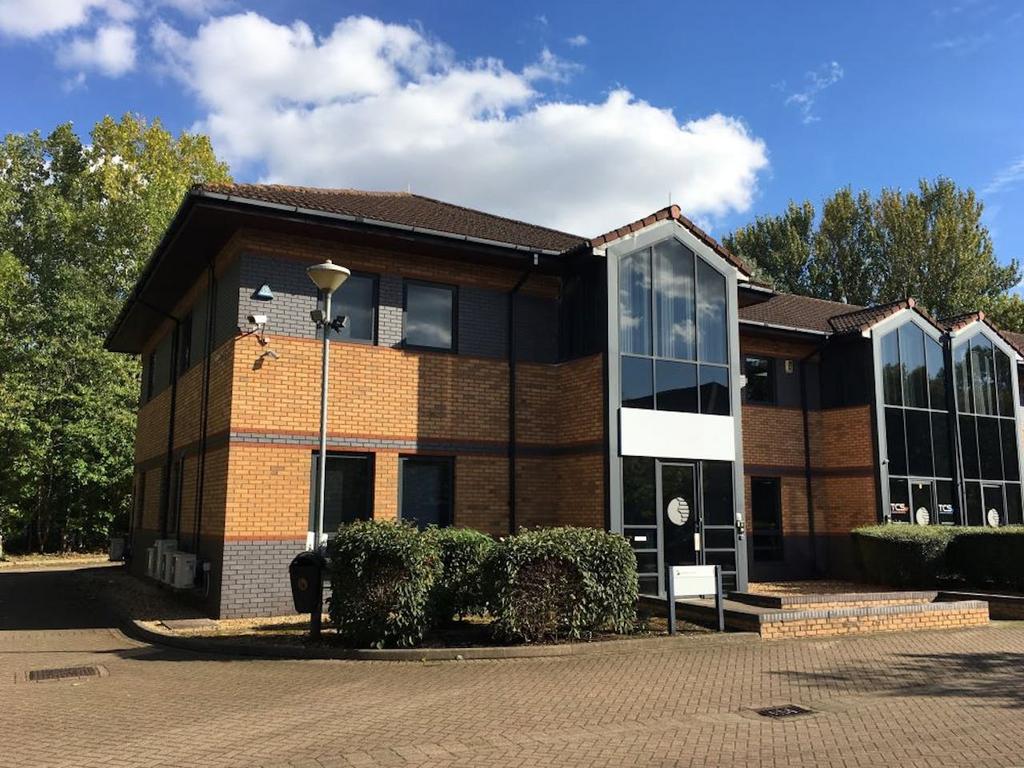 Unit 1 Somerville Court, Banbury... Office - £2,750 pcm (£635 pw)