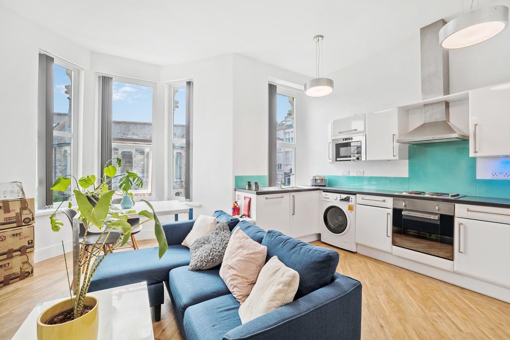 Student Property - Evelyn Place... 3 bed apartment - £1,235 pcm (£285 pw)