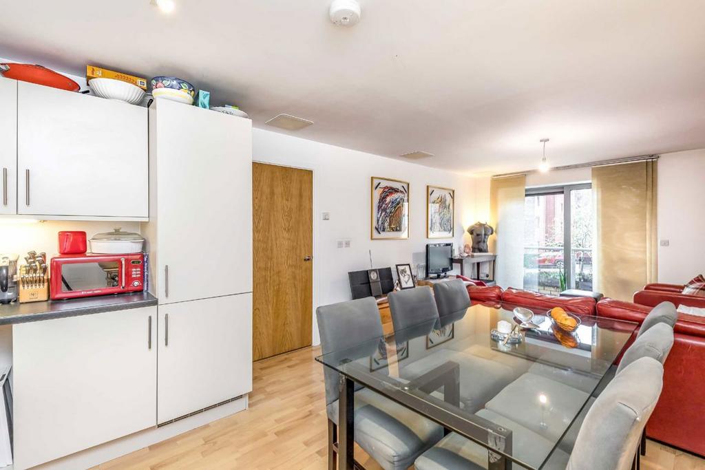 St. Georges Grove, London SW17 2 bed flat - £450,000