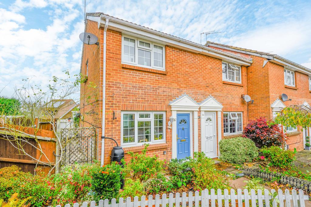 Finnart Close, Weybridge, KT13 2 bed end of terrace house - £460,000