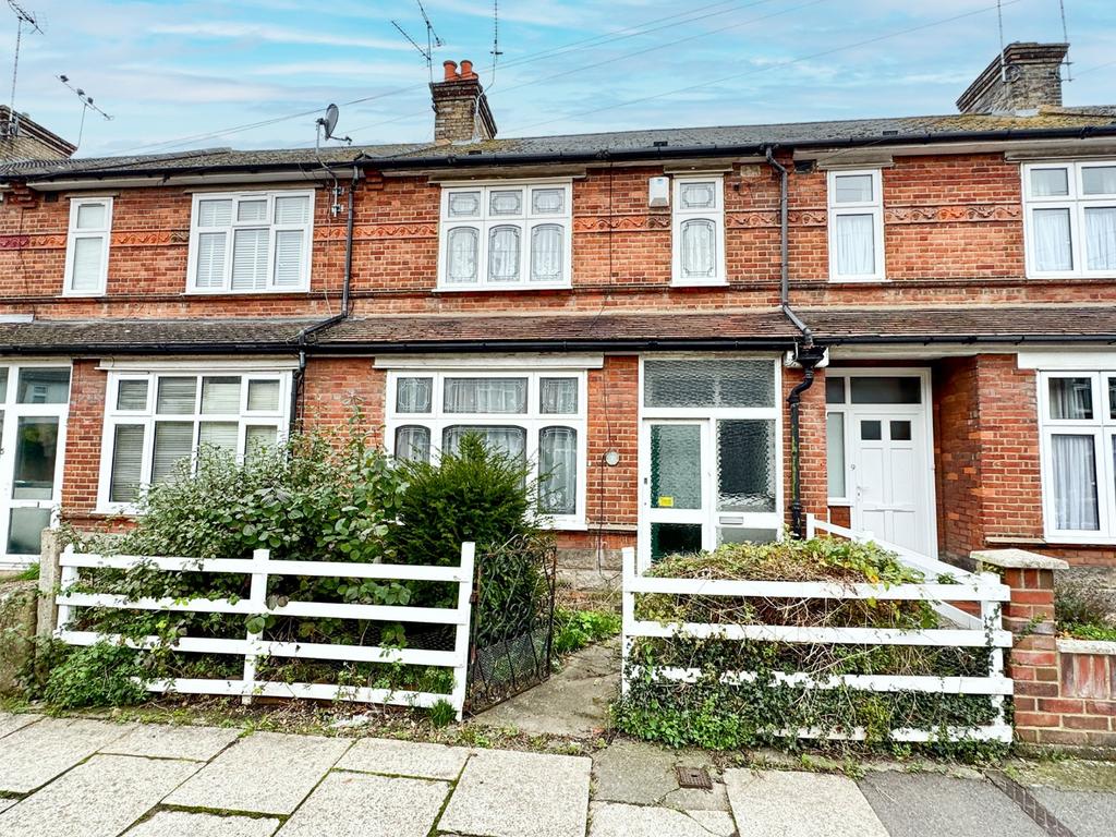 Meadow Road, Gravesend, Kent, DA11 3 bed terraced house - £300,000