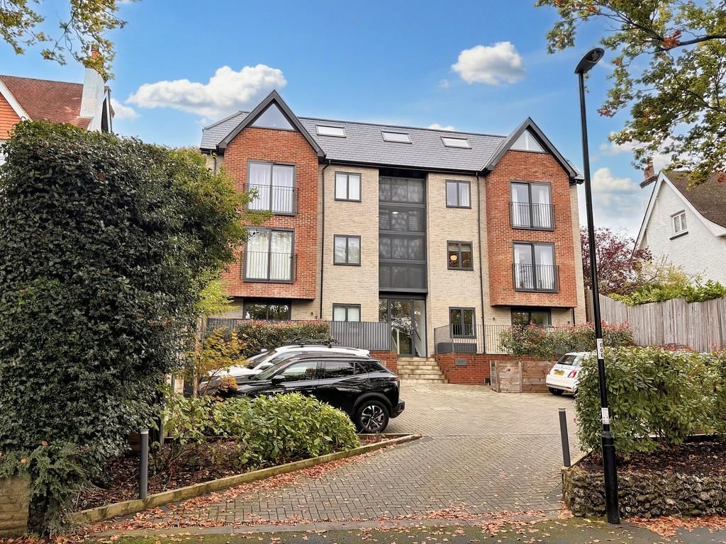 Coulsdon CR5 3 bed ground floor flat for sale - £475,000