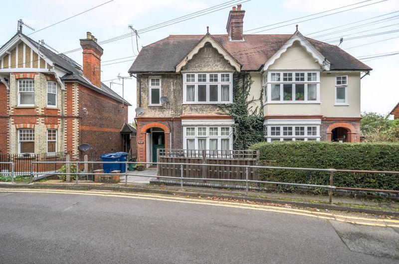 Croft Road, Godalming GU7 2 bed triplex - £1,350 pcm (£312 pw)