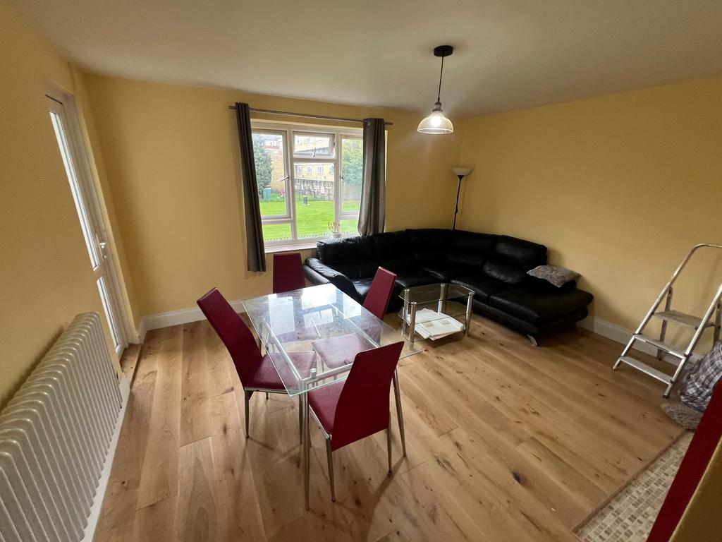 Malcolm House, Arden Estate, London 4 bed flat - £3,800 pcm (£877 pw)
