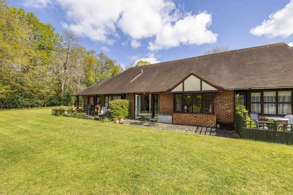 Bagshot Road, Ascot SL5 2 bed bungalow for sale - £315,000