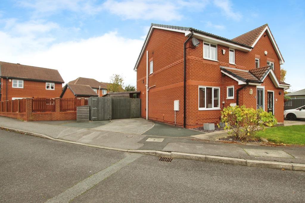 The Gallops, Leeds, LS27 3 bed semi-detached house - £1,200 pcm (£277 pw)