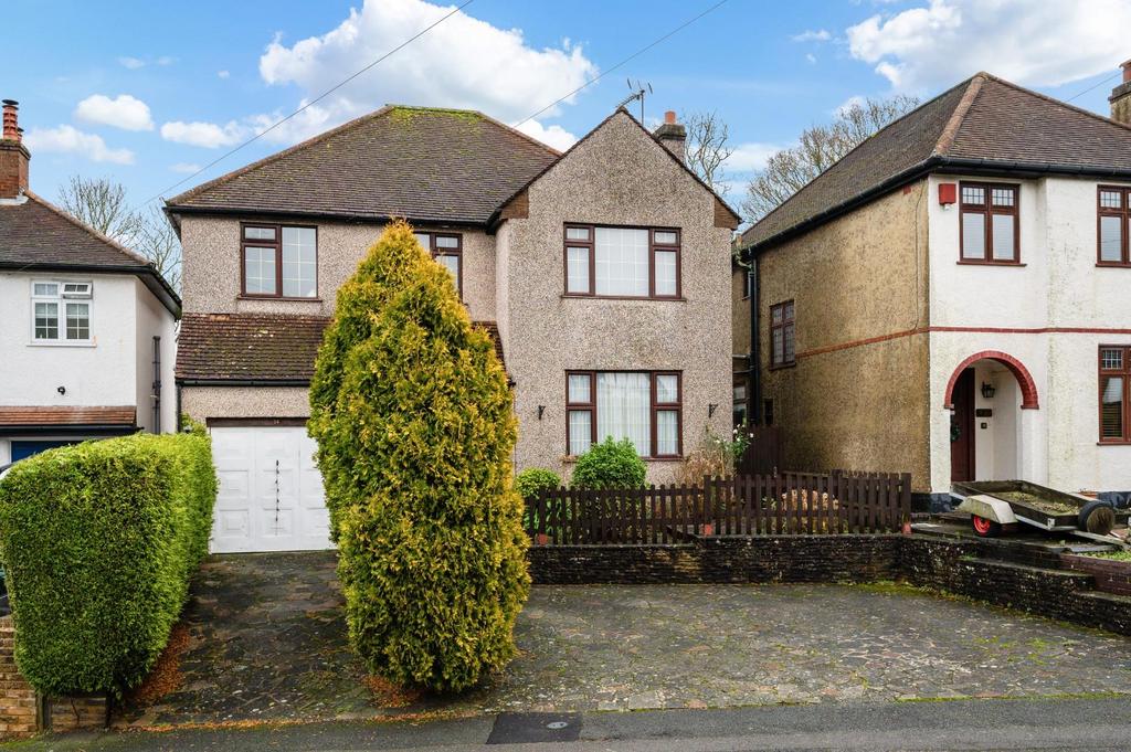 Ashurst Road, Tadworth KT20 4 bed detached house for sale - £780,000