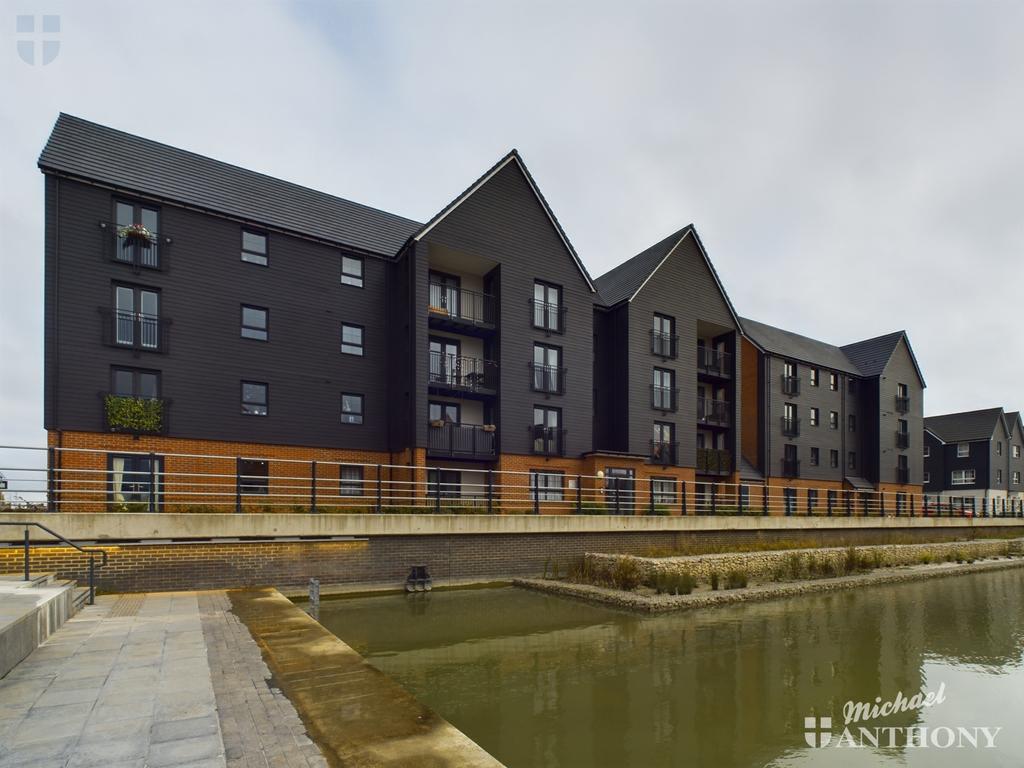 Kingsbrook Basin, Broughton, Aylesbury 2 bed flat - £260,000