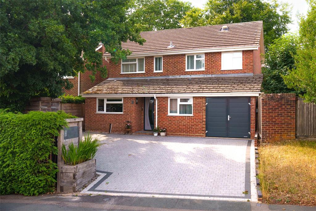 Firtree Close, Berkshire GU47 5 bed detached house - £700,000
