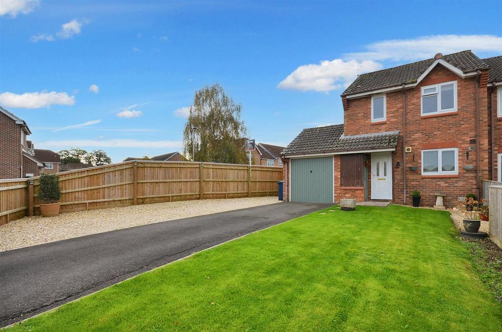 Primrose Close, Wyke, Gillingham 3 bed end of terrace house - £270,000