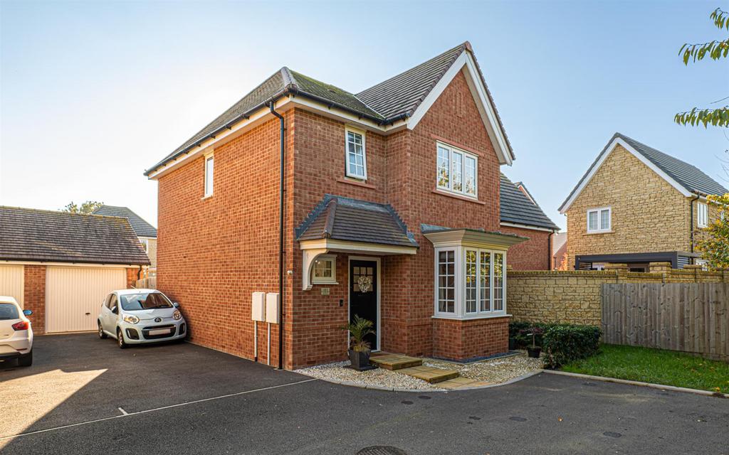 Marjoram Close, Melksham SN12 3 bed detached house - £350,000