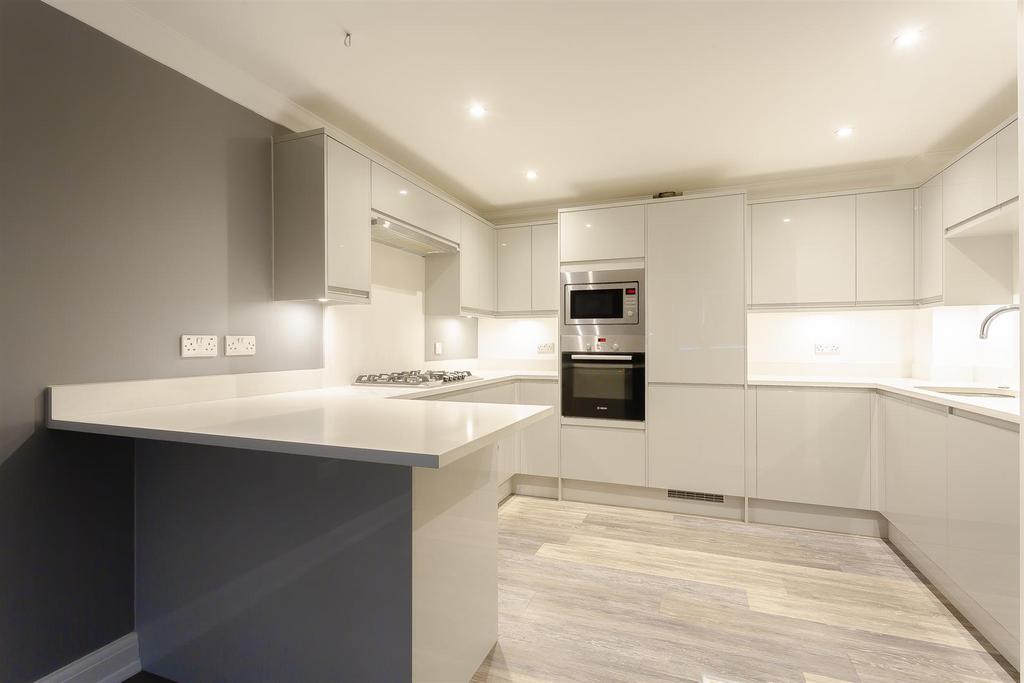 Wingfield Court, Banstead 2 bed apartment - £1,650 pcm (£381 pw)
