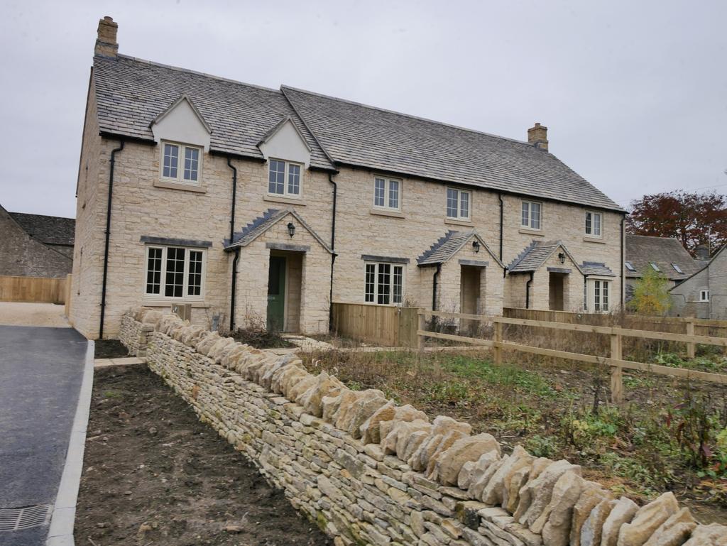 Coronation Road, Fairford, GL7 3 bed end of terrace house - £1,600 pcm ...