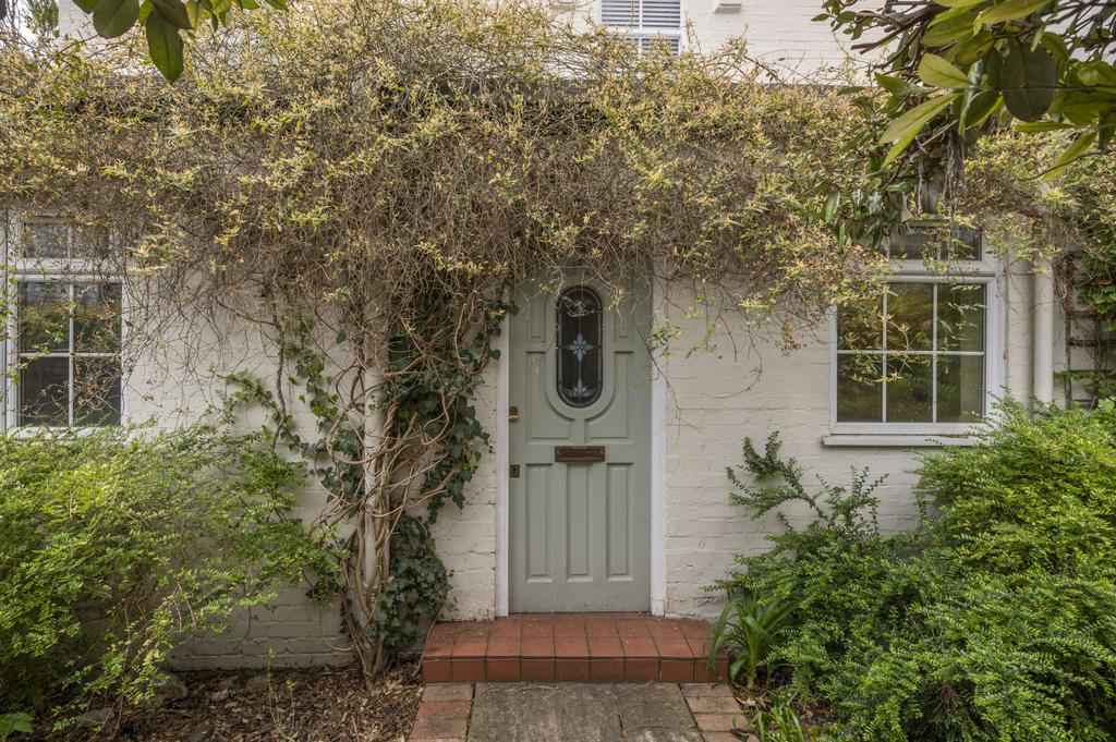 Woodside, London SW19 2 bed apartment for sale - £625,000
