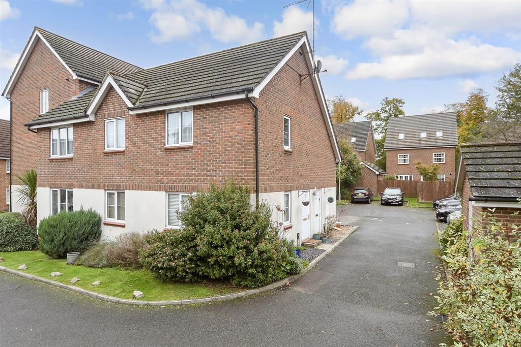 Oakhill Chase, Crawley, West Sussex 2 bed maisonette - £265,000