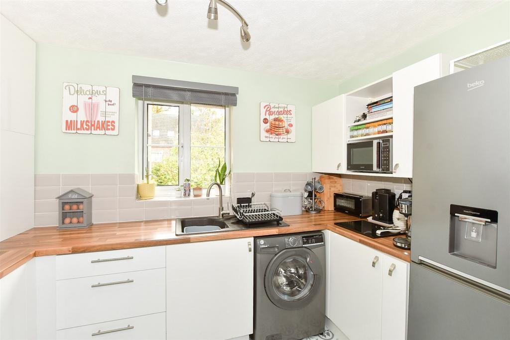 Oakhill Chase, Crawley, West Sussex 2 bed maisonette - £132,500