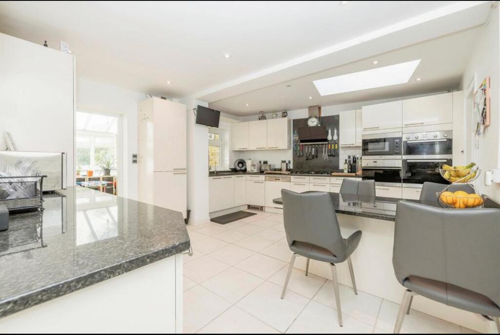 Brookshill, Harrow HA3 6 bed detached house for sale - £1,500,000