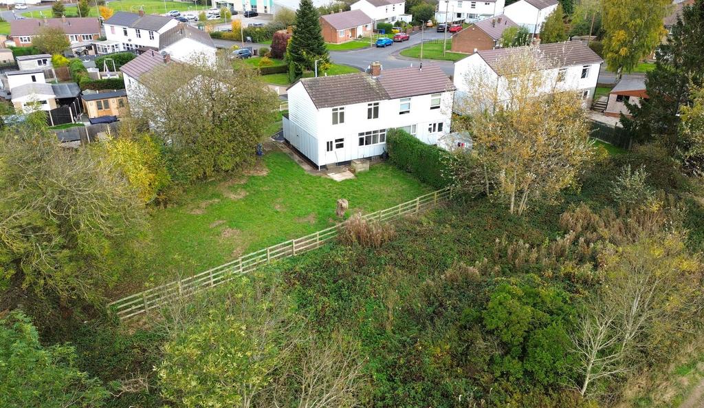 Woodland Drive, Barnsley, S70 6QW 3 bed semi-detached house - £130,000