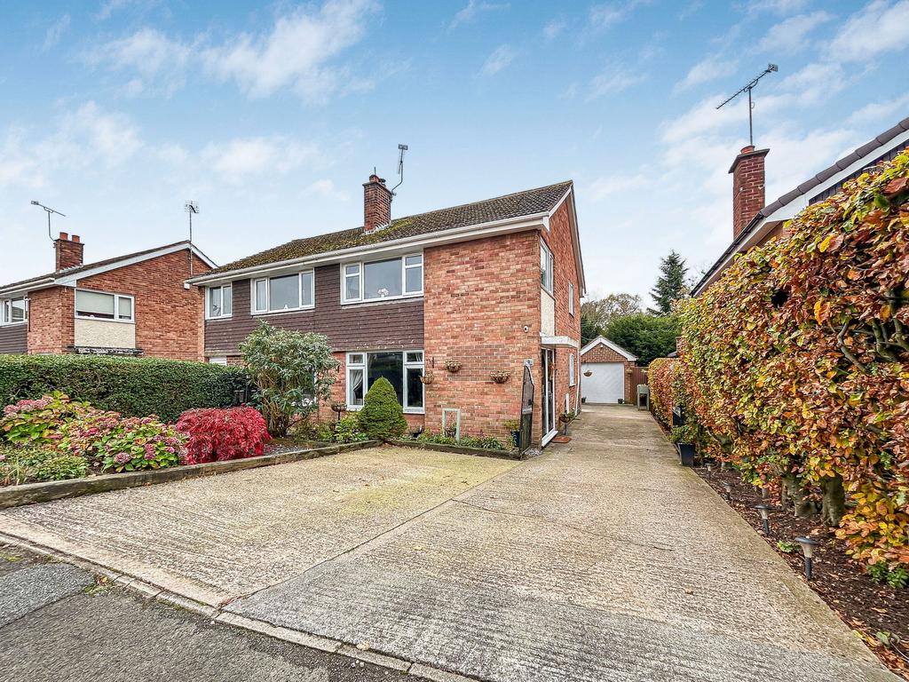 Goldhurst Drive, Stoke-on-Trent ST10 3 bed semi-detached house - £250,000