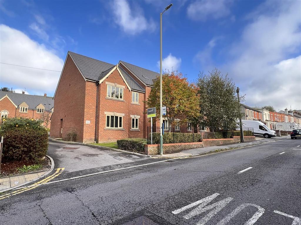 Kingshill Court, Swindon SN1 2 bed flat - £1,000 pcm (£231 pw)