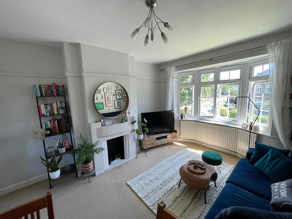 Godley Road Earlsfield London 2 bed maisonette - £1,950 pcm (£450 pw)