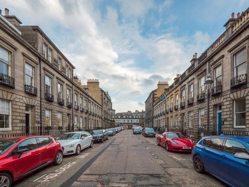 35 Alva Street, Edinburgh, EH2 5 bed flat - £525,000