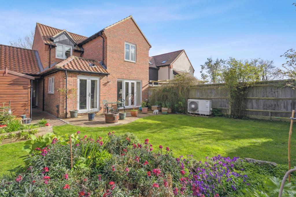 Mallard Croft, Aylesbury HP17 3 bed semi-detached house for sale - £535,000