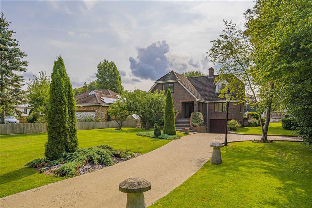 Hamm Court, Weybridge KT13 4 bed house - £2,000,000
