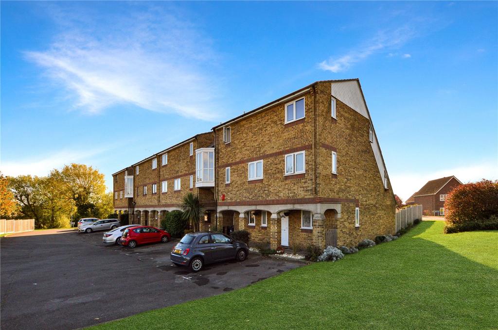 Charleston Court, Basildon, Essex, SS13 2 bed apartment - £235,000