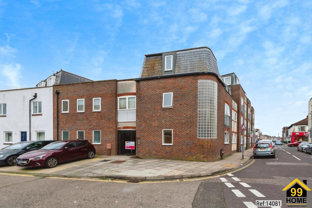 Stamford Court, Portsmouth, PO1 2 bed flat - £93,000